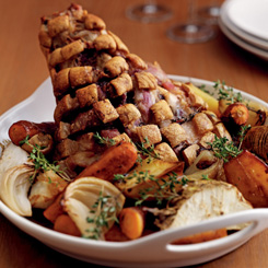 Ølstegt svineskank opskrift med rodfrugter - se her