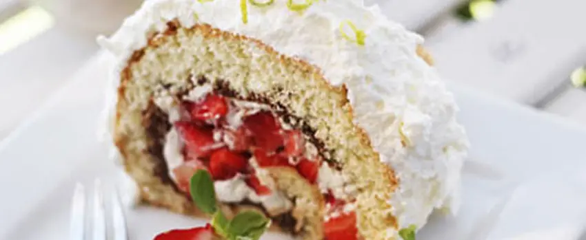 Jordbærroulade opskrift med nøddecreme og jordbær - se her
