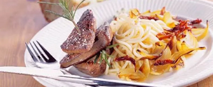 Få opskriften på Kalvelever med braiserede løg og soltørrede tomater