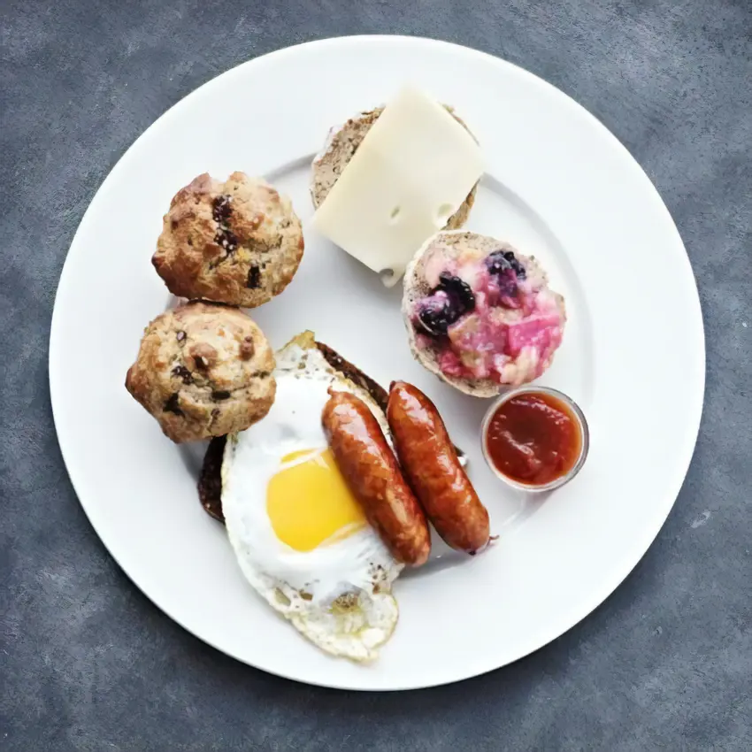 Brunch opskrift m. rugbrød m. æg, muffins og boller - se her
