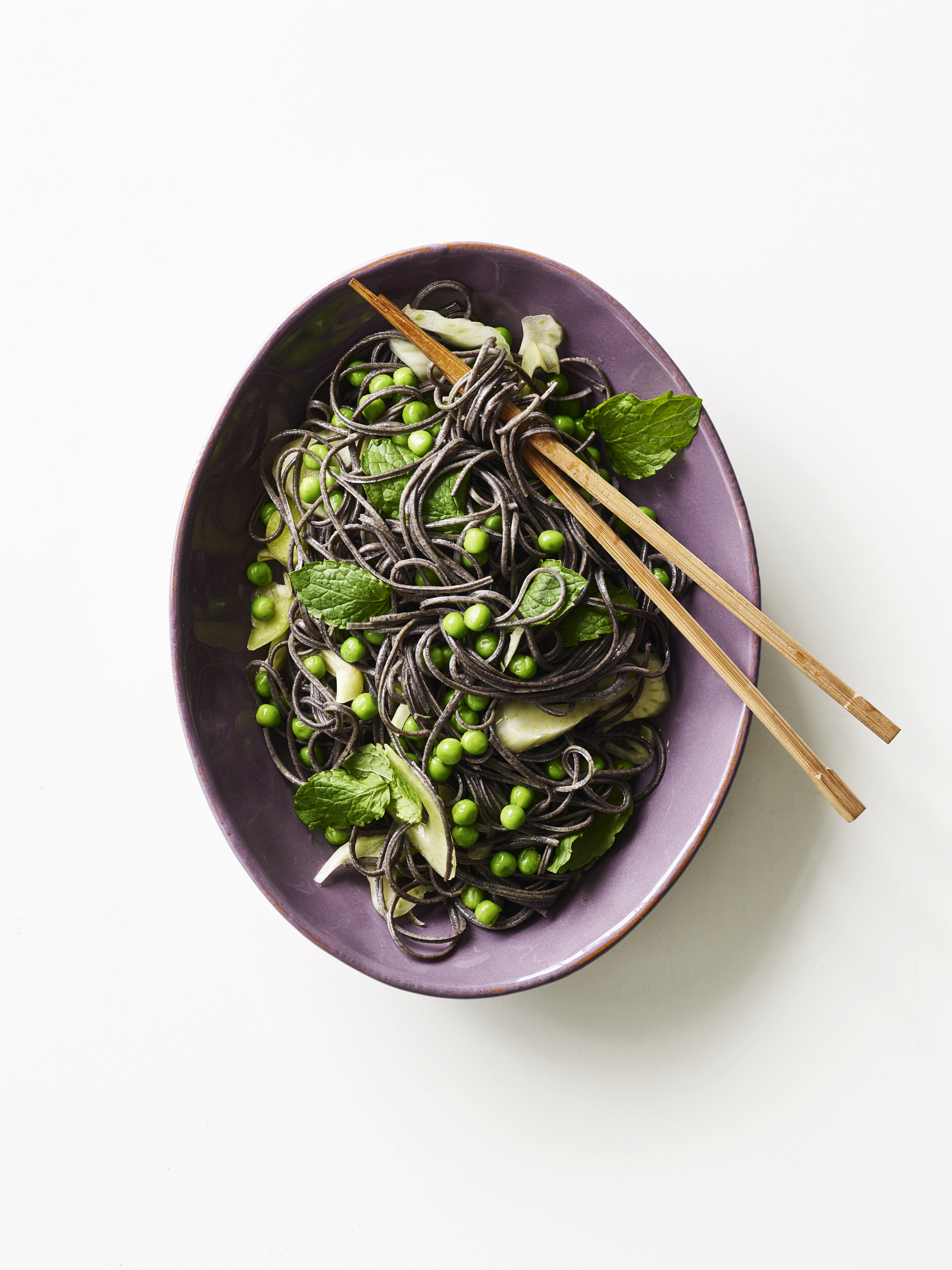 Få opskriften på Sort spaghetti med ærter