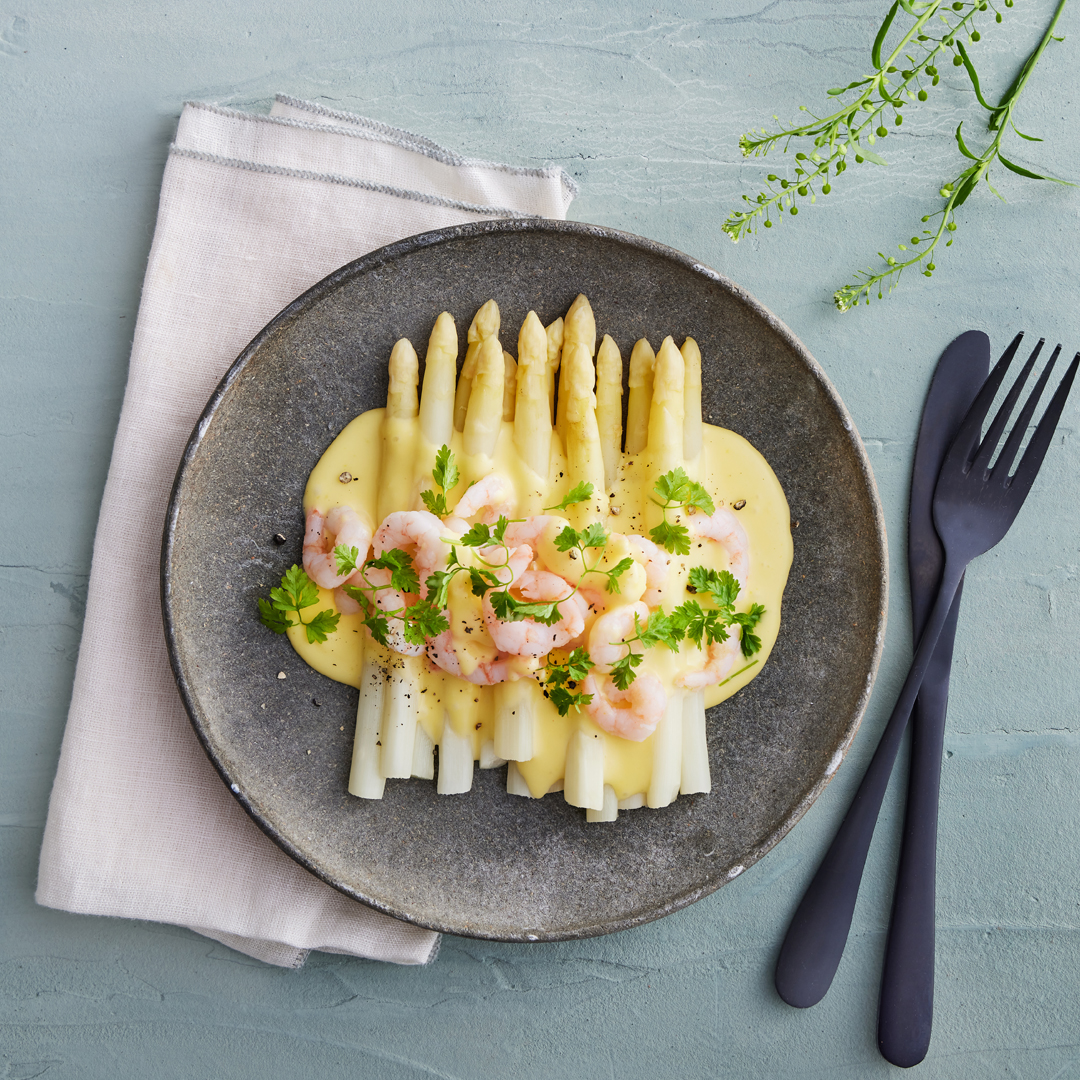 Hvide asparges med hollandaise og rejer | Få opskriften