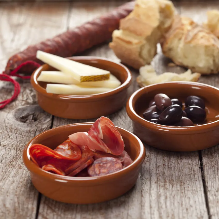 Tapas med pølse, skinke, ost og oliven - se opskriften her