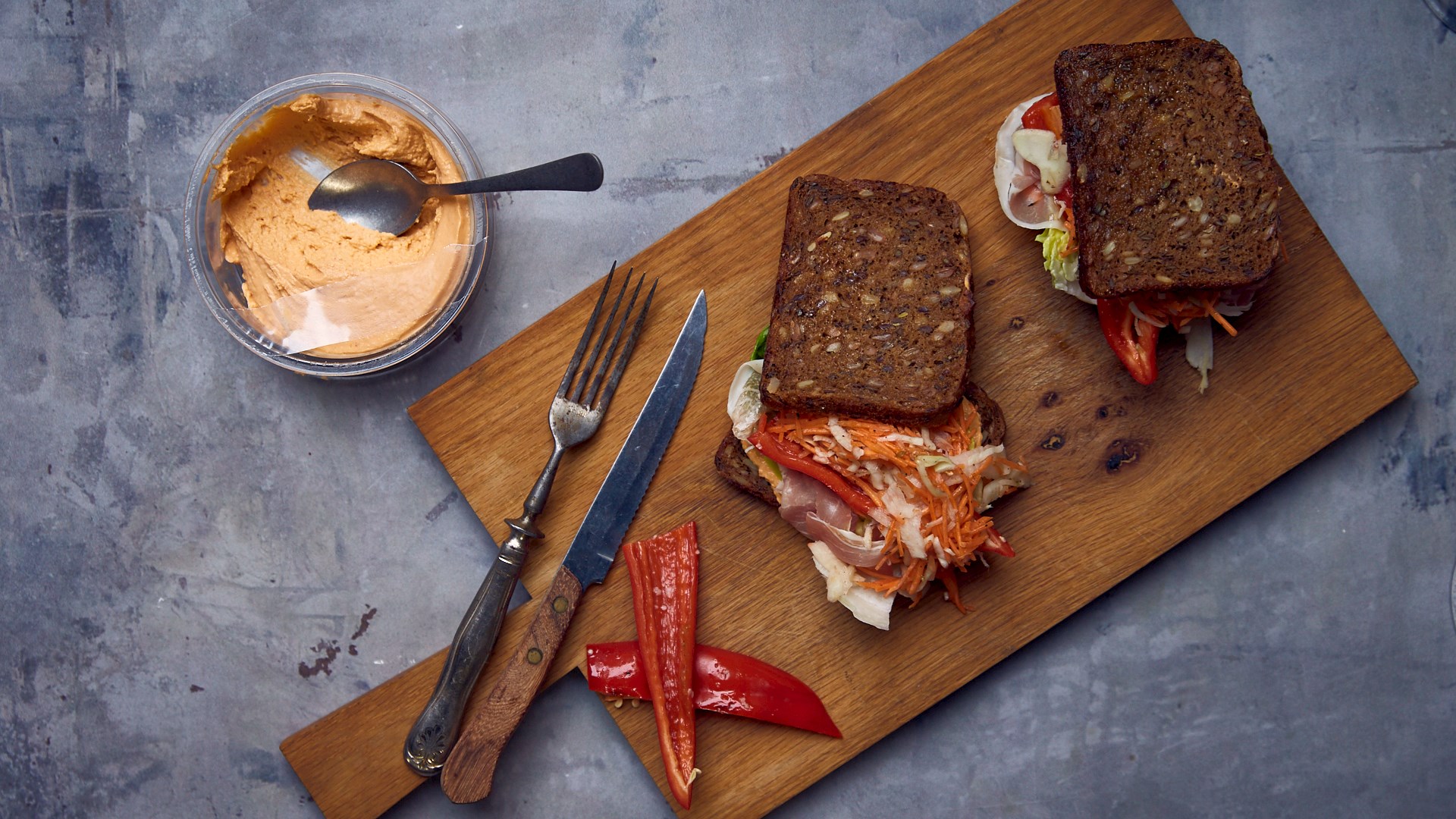 Den lækreste rugbrødsmad – Skøn mad med hummus og parmaskinke