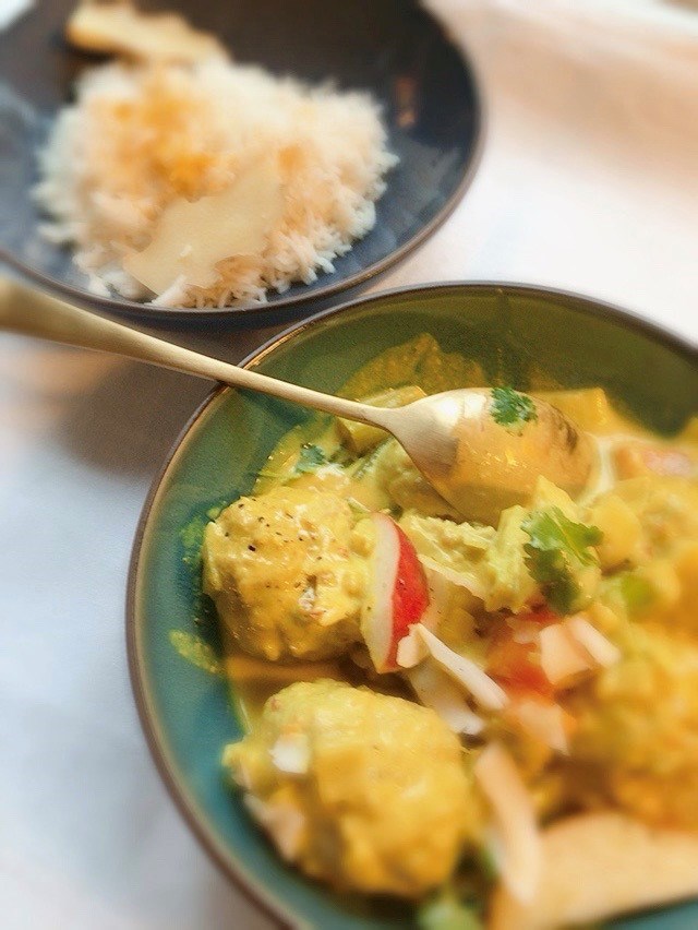 Få opskriften på Boller i karry med ris