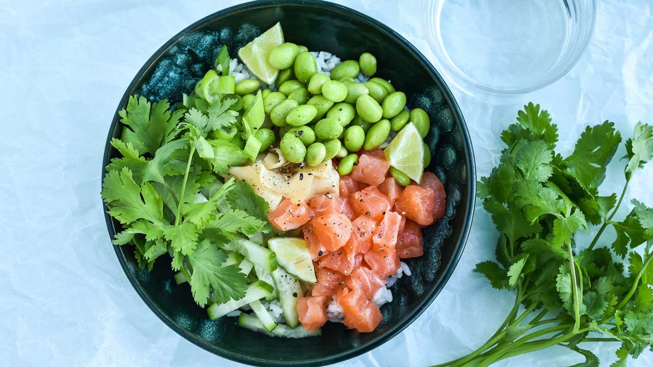 Få opskriften på Poke bowl med rå laks, ingefær og agurk