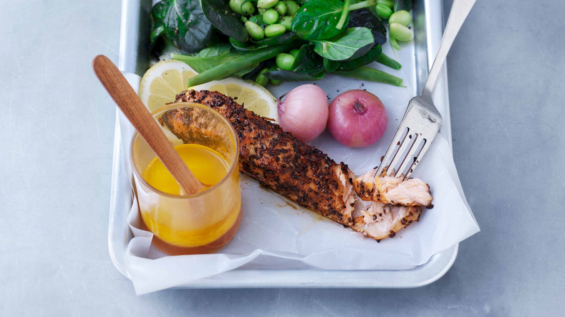 Få opskriften på Laks med kaffe, chili og citron