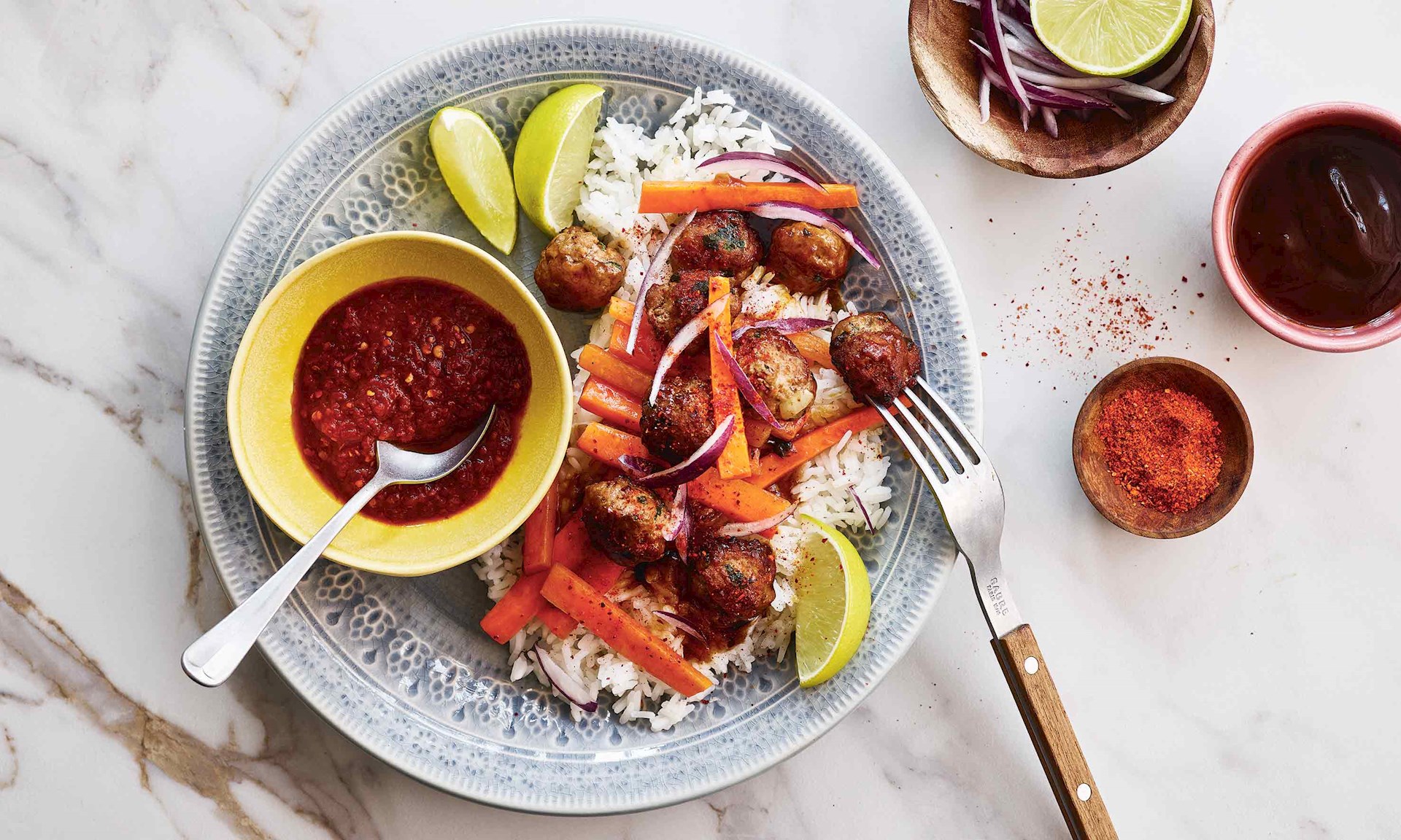 Få opskriften på Spicy kødboller med ris og lynstegte gulerødder