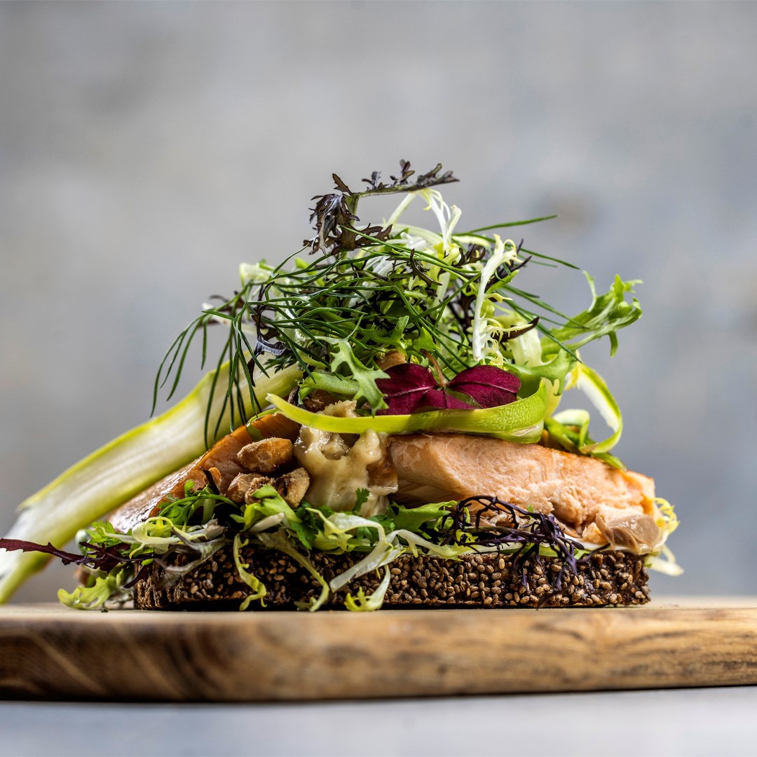 Smørrebrød med varmrøget laks med grønt og nøddemayo - nem og lækker ...