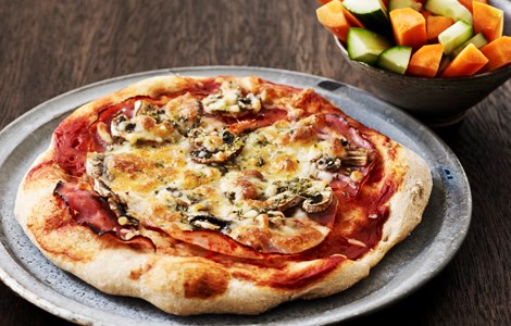 Pizza opskrift med tomatsovs skinke og champignon - se her