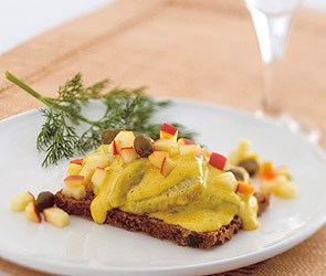 Sildemad med æble og karrycreme - se opskriften her