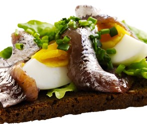 Æggemad – Skøn rugbrødsmad med æg og sild