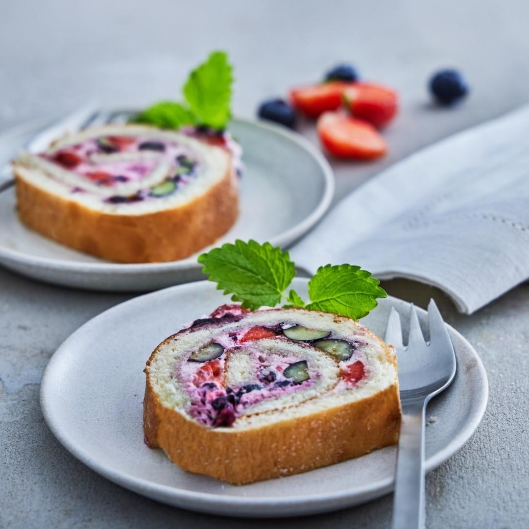 Roulade med friske sommerbær & flødeskum - let og luftig - find ...