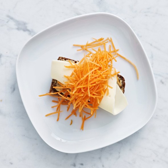 Ostemad med sennep og revne gulerødder - se den nemme opskrift