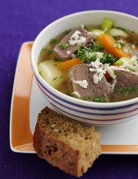 Vintersuppe opskrift med oksespidsbryst og urter - se her