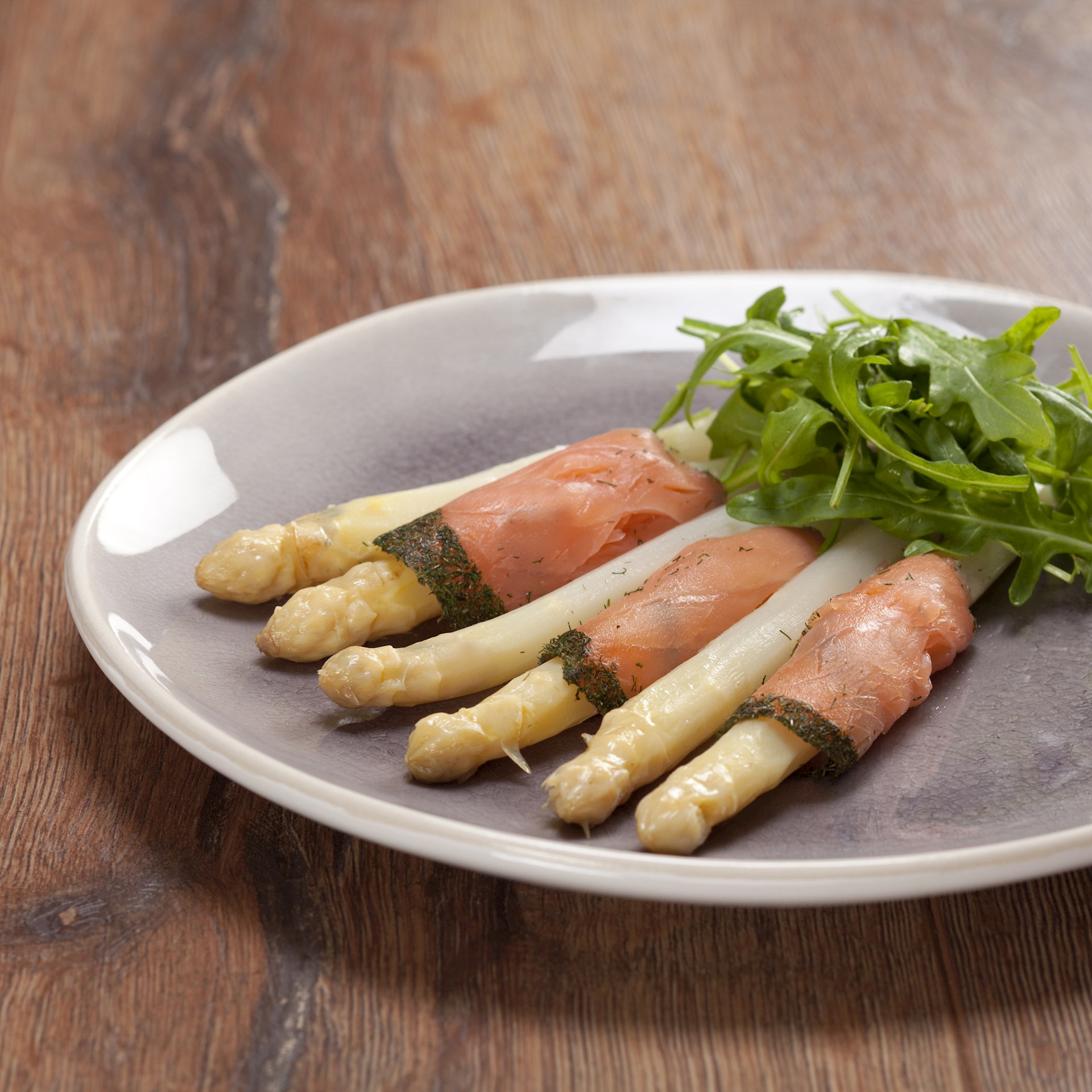 Gravad laks opskrift med slikasparges - se den her