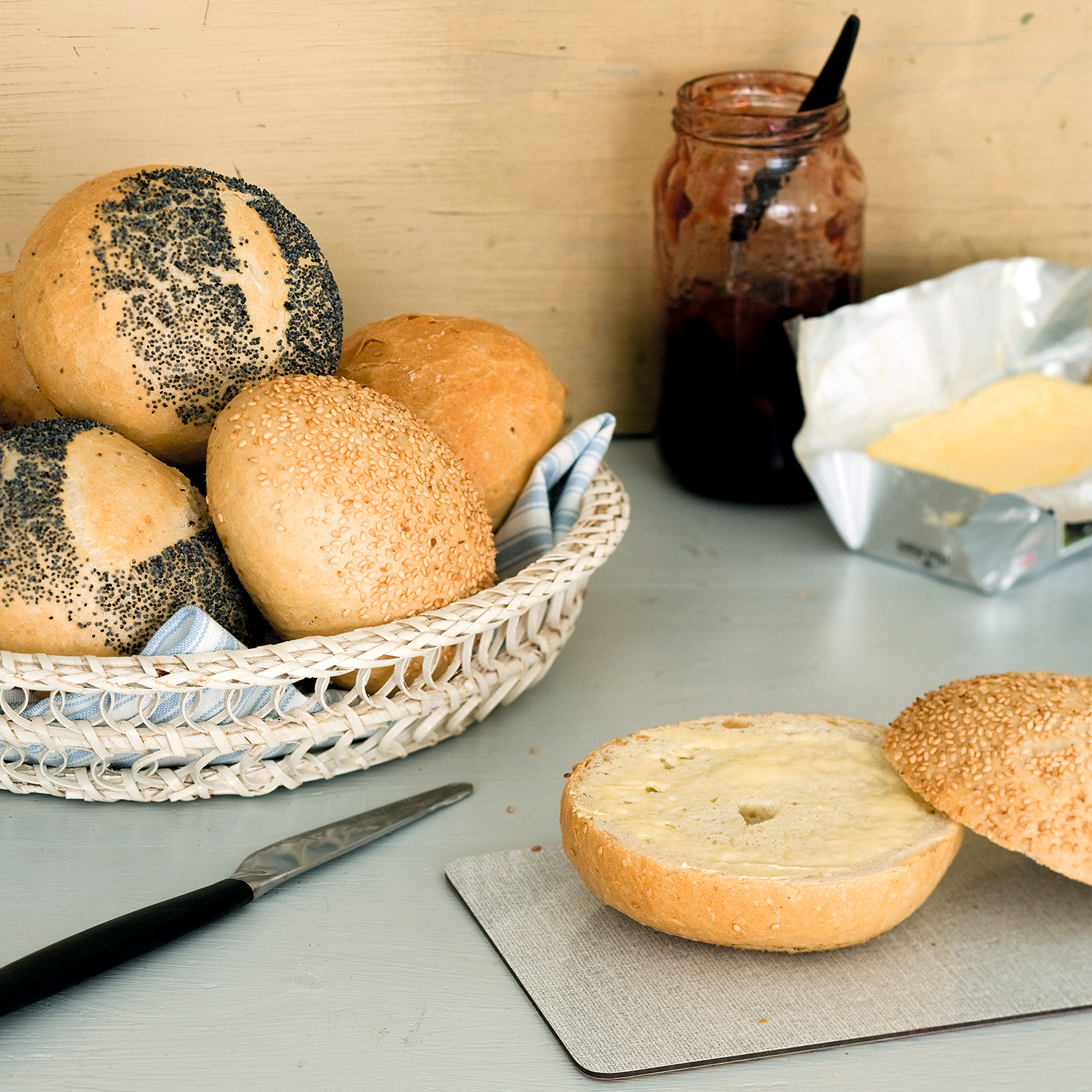 Rundstykker - Knasende og bløde - Få opskriften her